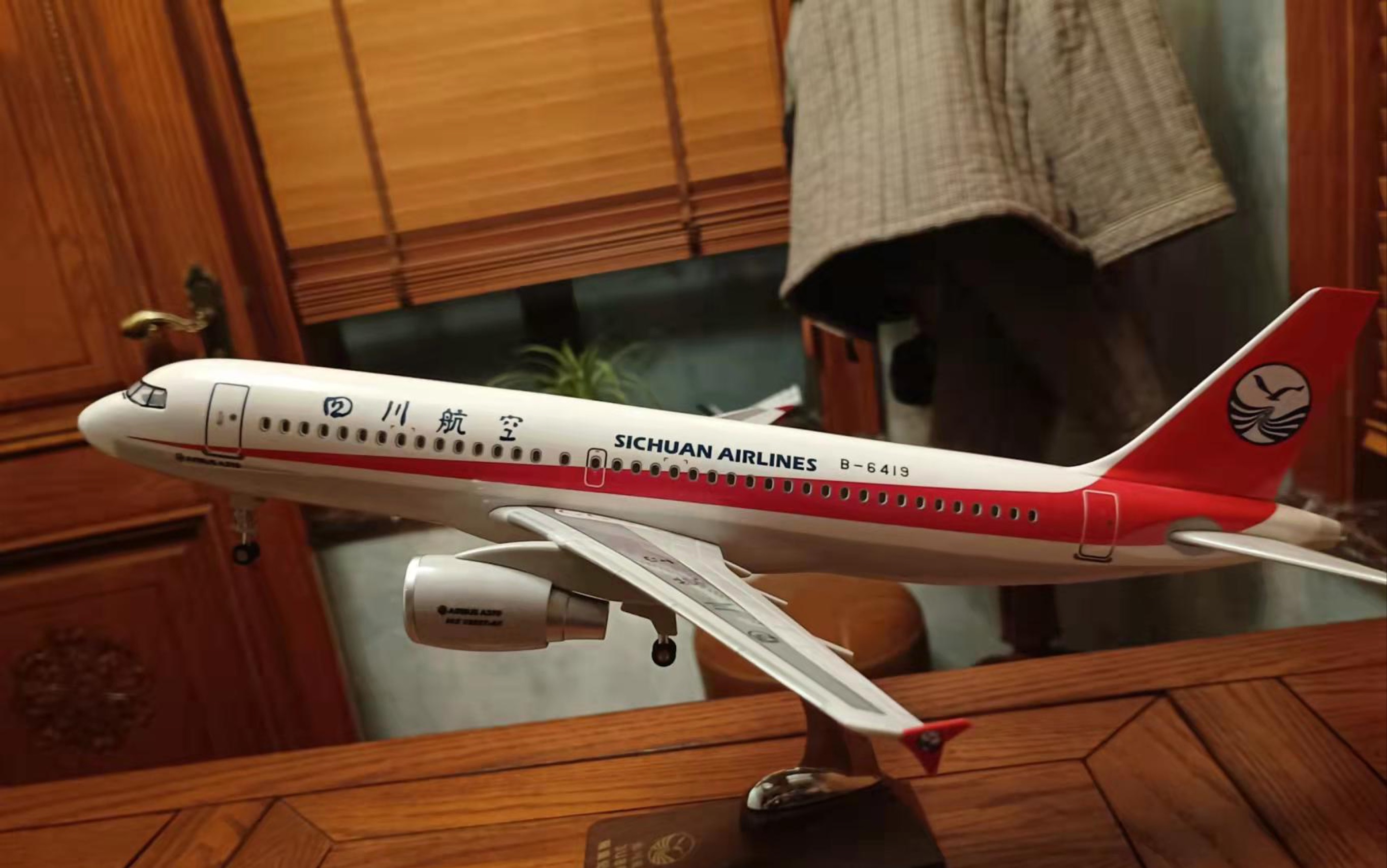 第四十五期视频,珠海航模1:80中国机长3U8633同款A319客机模型开箱...