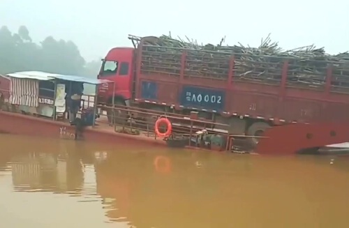 行车记录仪实拍:渡轮都要压进水了,真不要命,超载这么多!