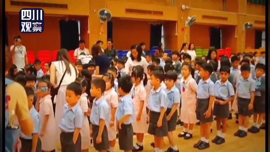 开学啦!香港一学校举行升旗仪式 校长:“国歌是一种信念”