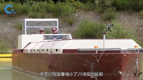 国外创办轮船驾校学员驾驶着缩小2倍后的轮船模拟海上航行