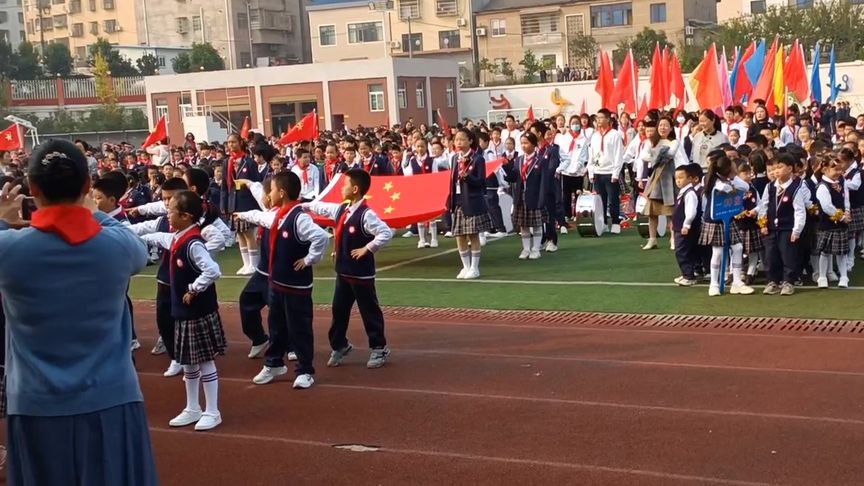 #记录校园生活 黄杰小学运动会开幕式四7班入场式表演!