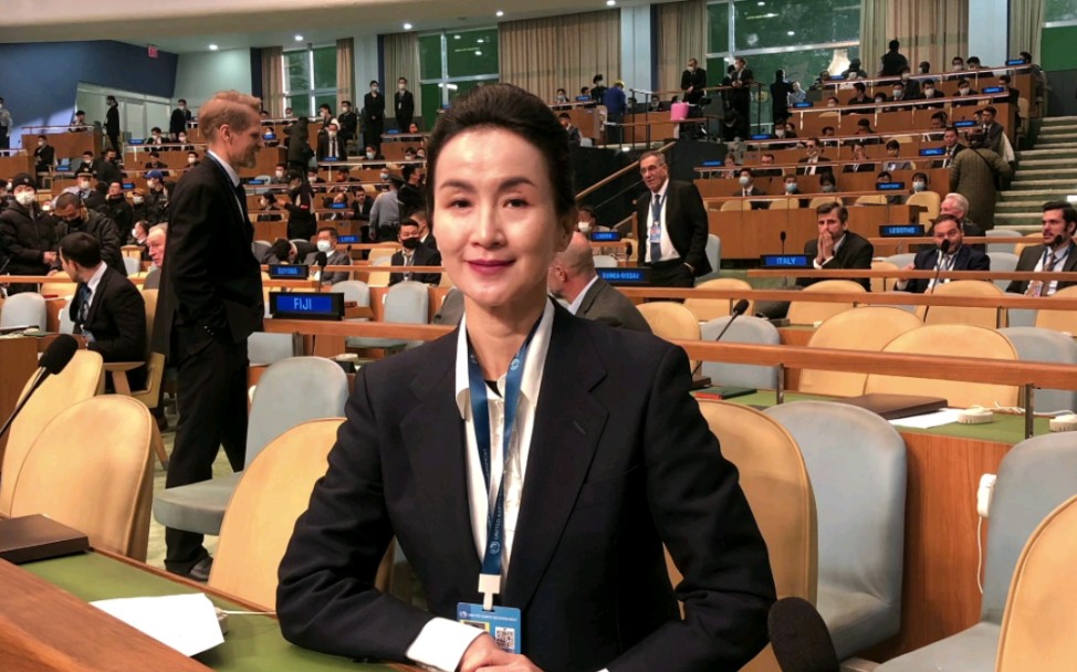 在电影《流浪地球二》中扮演政府代表团成员,本以为几百人的会议室...