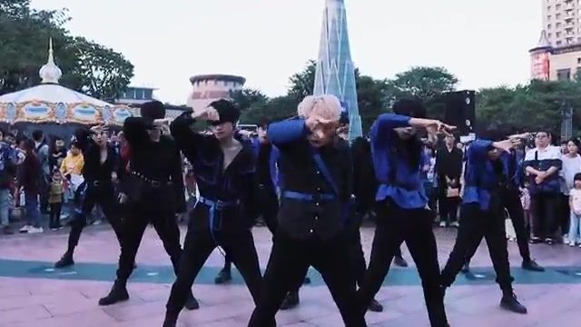 X1的《FLASH》全明星阵营街头翻跳,为什么绝大多数人认不出来?