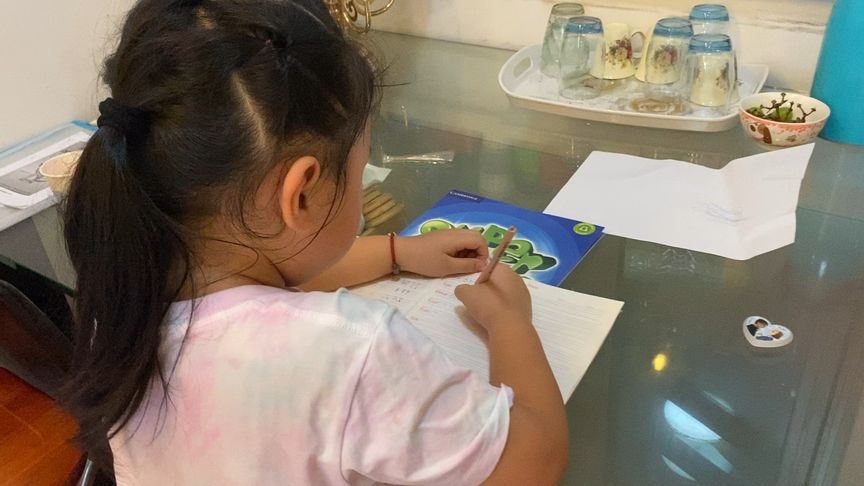 英语稍微超抄写下单词 之前从没握过笔 看姐弟俩会发什么有趣的事