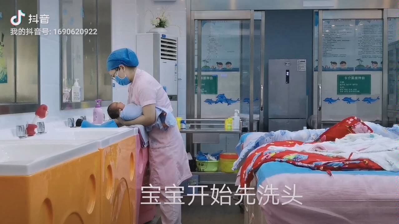 二宝宝出生了,第二天开始洗澡了