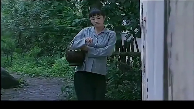 村花给村支书送礼,不料村支书不吃这套,村花一听秒懂