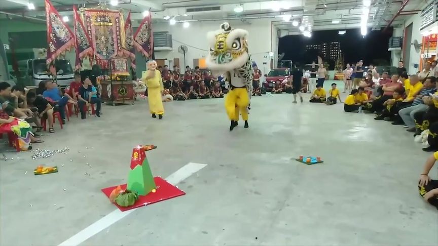 传统醒狮表演,大头佛与狮子