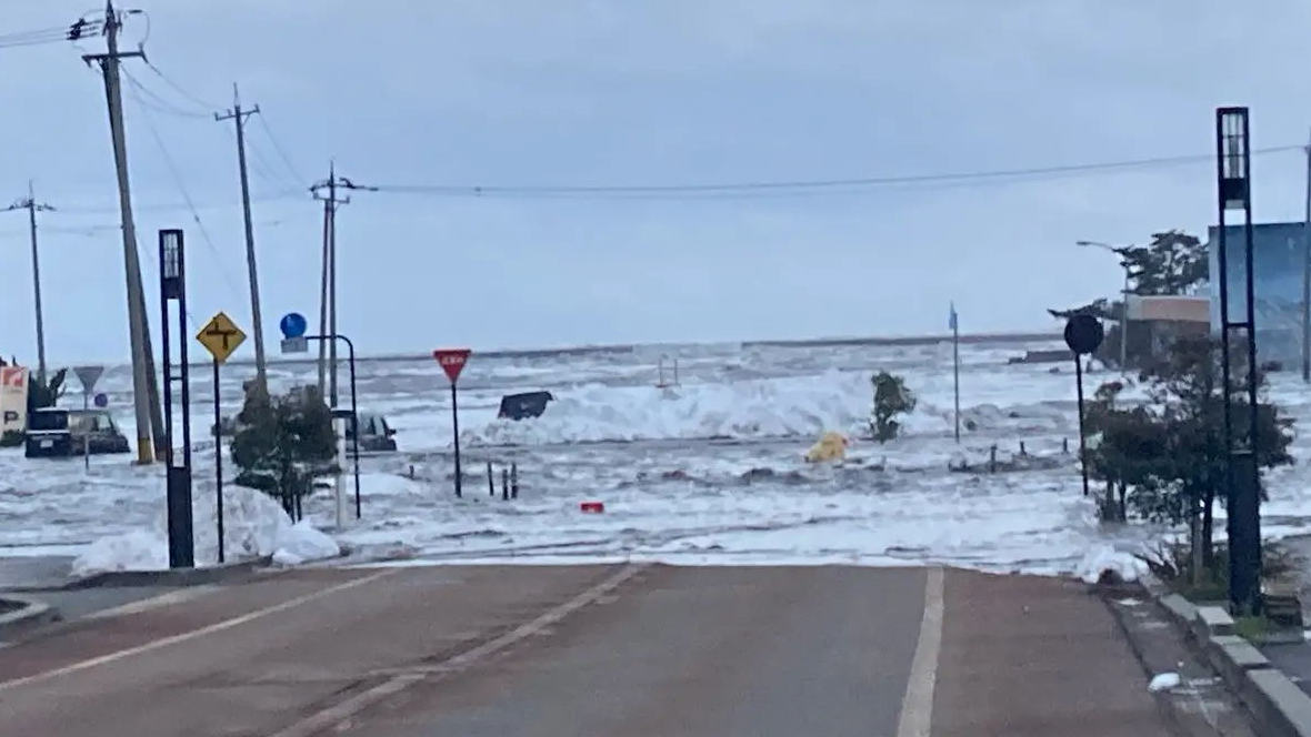 震后日本立即发出最强“海啸警报”但次日解除