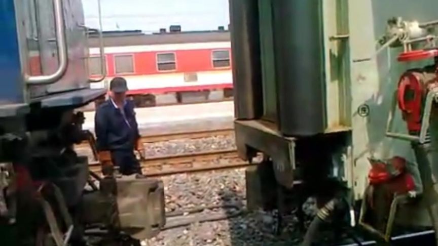 火车头和车厢如何连接?1524次列车在德州站换挂HXD3C机车