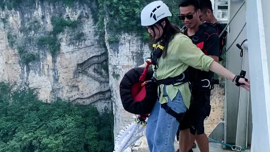 张家界大峡谷玻璃桥260米高空蹦极