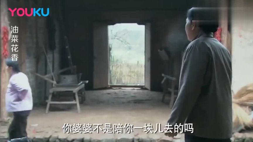 孕妇肚子疼痛难忍,母亲及时赶到,立马呼喊小伙救命!