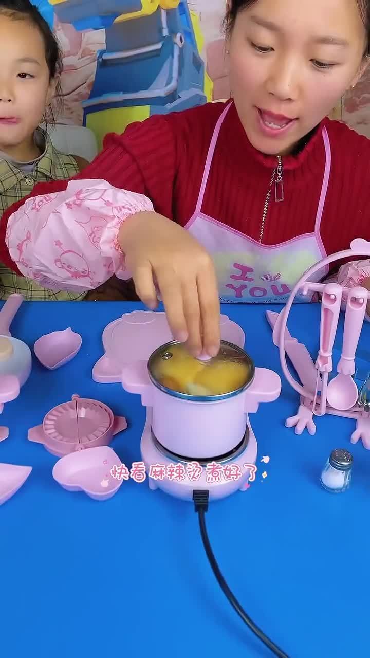 用迷你小厨房给宸宸做饭
