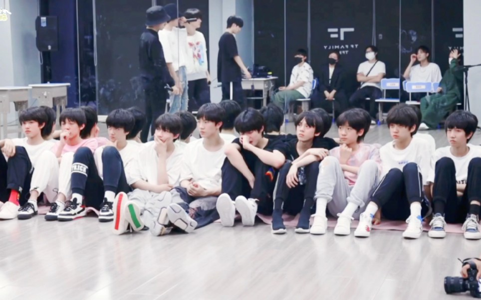 【时代少年团】《我 在 TF家族三 代 物 料 里 看 时代少年团》「少年...