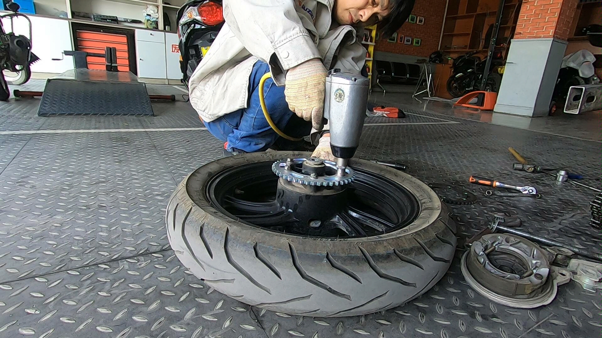 雅马哈飞致250更换三件套大小链轮链条牙盘(下)