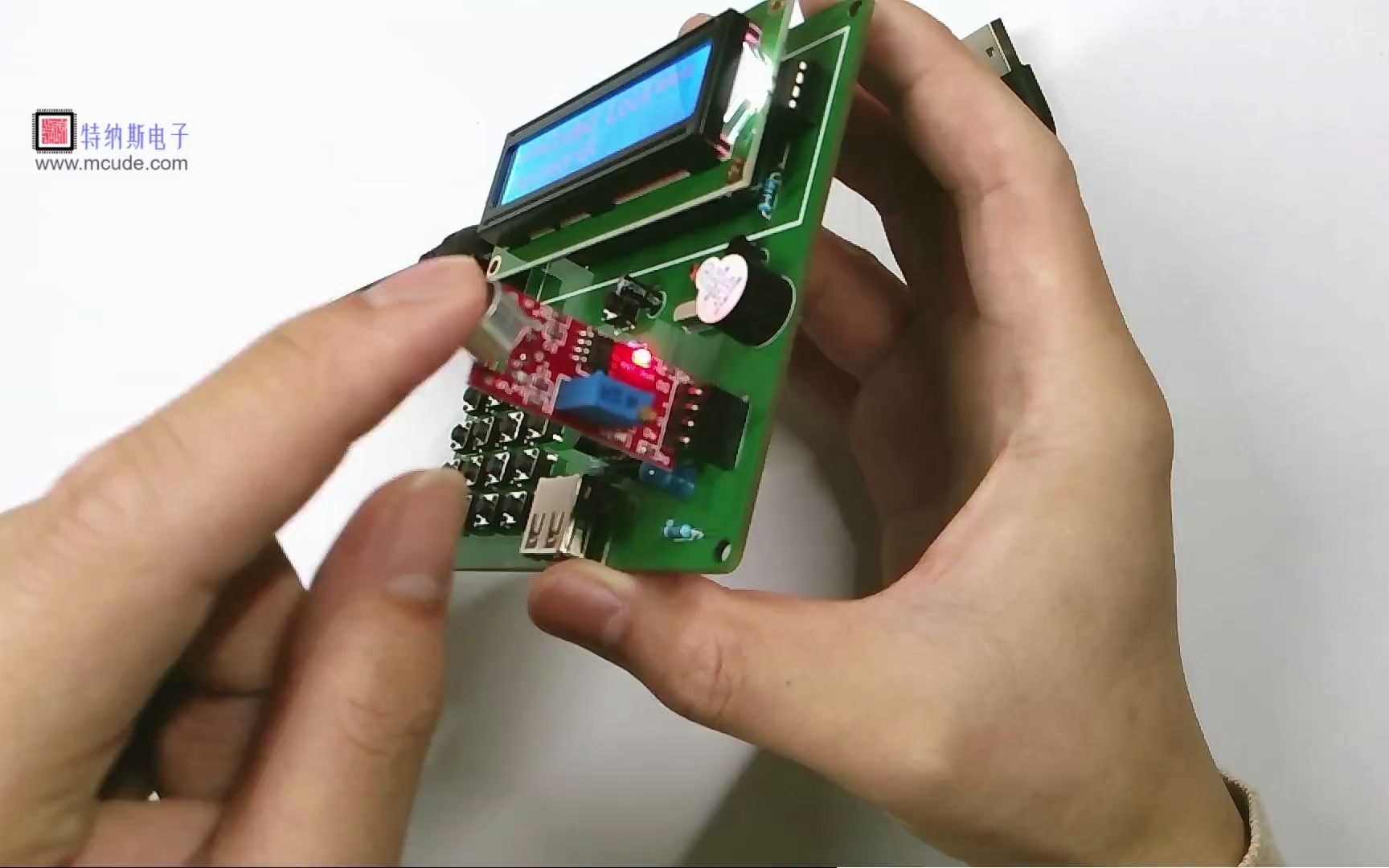 【特纳斯电子】基于单片机的六位密码锁和智能灯光控制-实物讲解