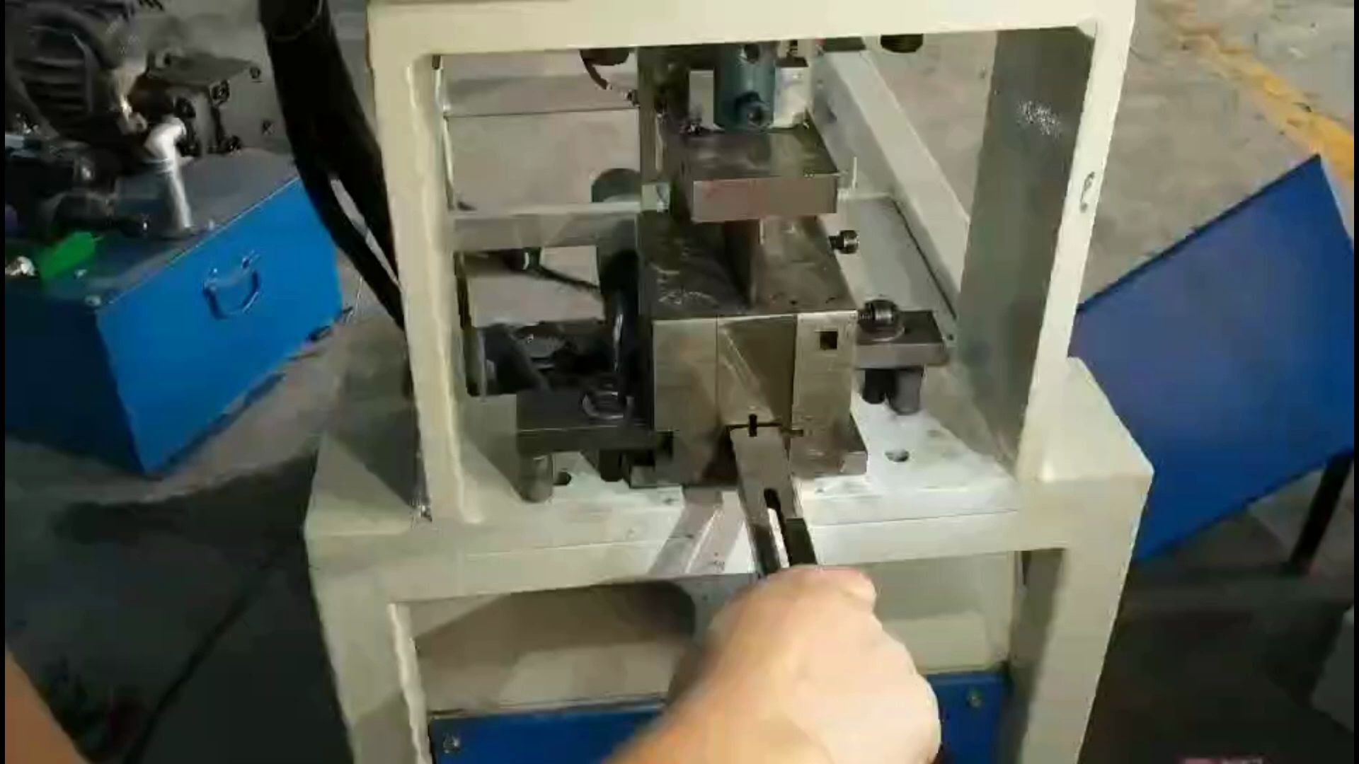 拉闸门冲椭圆形孔不锈钢冲长孔气动铝合金冲孔机小型不锈钢冲孔机器