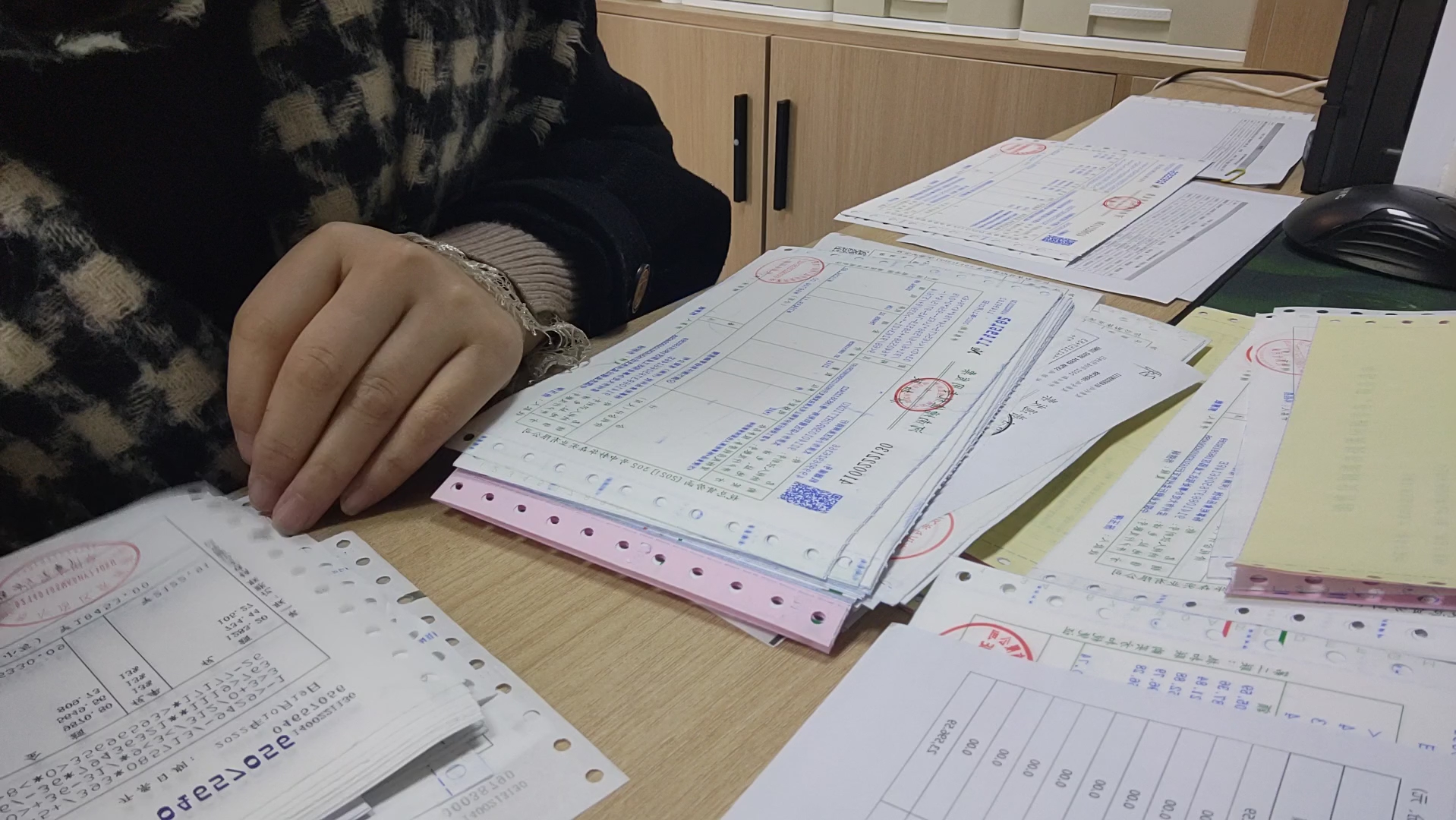 今天整理原始凭证,好多票,头大!不过一回生二回熟,已经掌握要领啦!