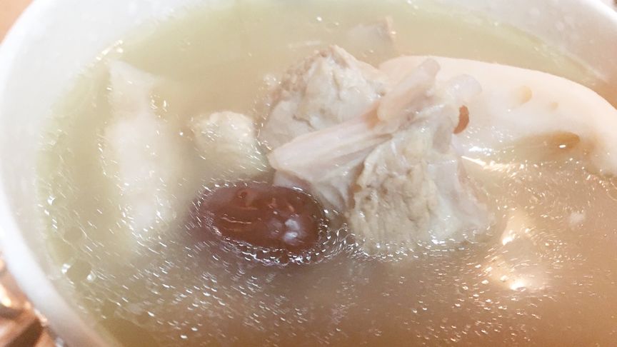 莲藕排骨汤,用砂锅这么炖,美味鲜香,喝起来就停不下来