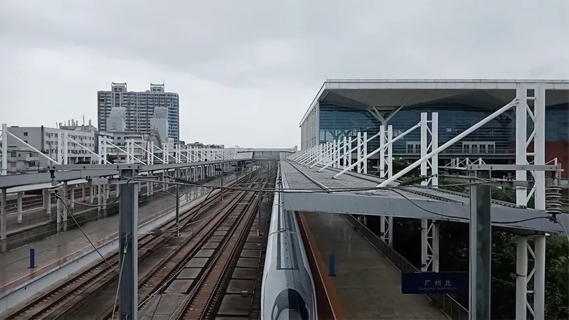 CRH380A型动车组从广州北站发车