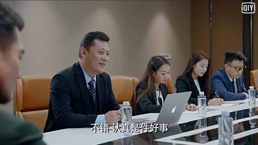 公司部门讨论会上,副总瞧不起新来的员工,结果反被总裁当众打脸