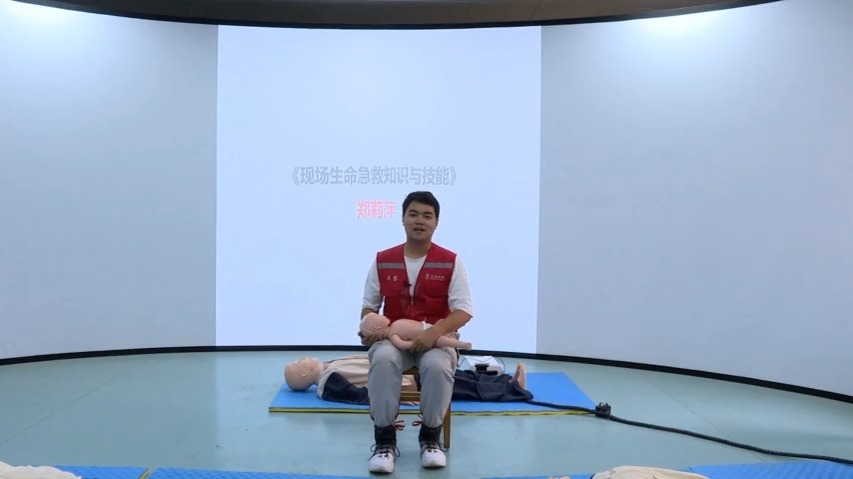 海姆立克急救法与三角巾包扎法演示