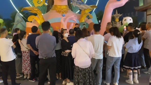 520郑州一乐队现场演唱周杰伦《告白气球》,观众围一圈听