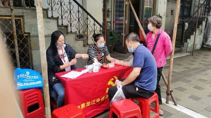 黑龙江中德骨科医院在各社区进行疫情防护知识免费宣传活动。