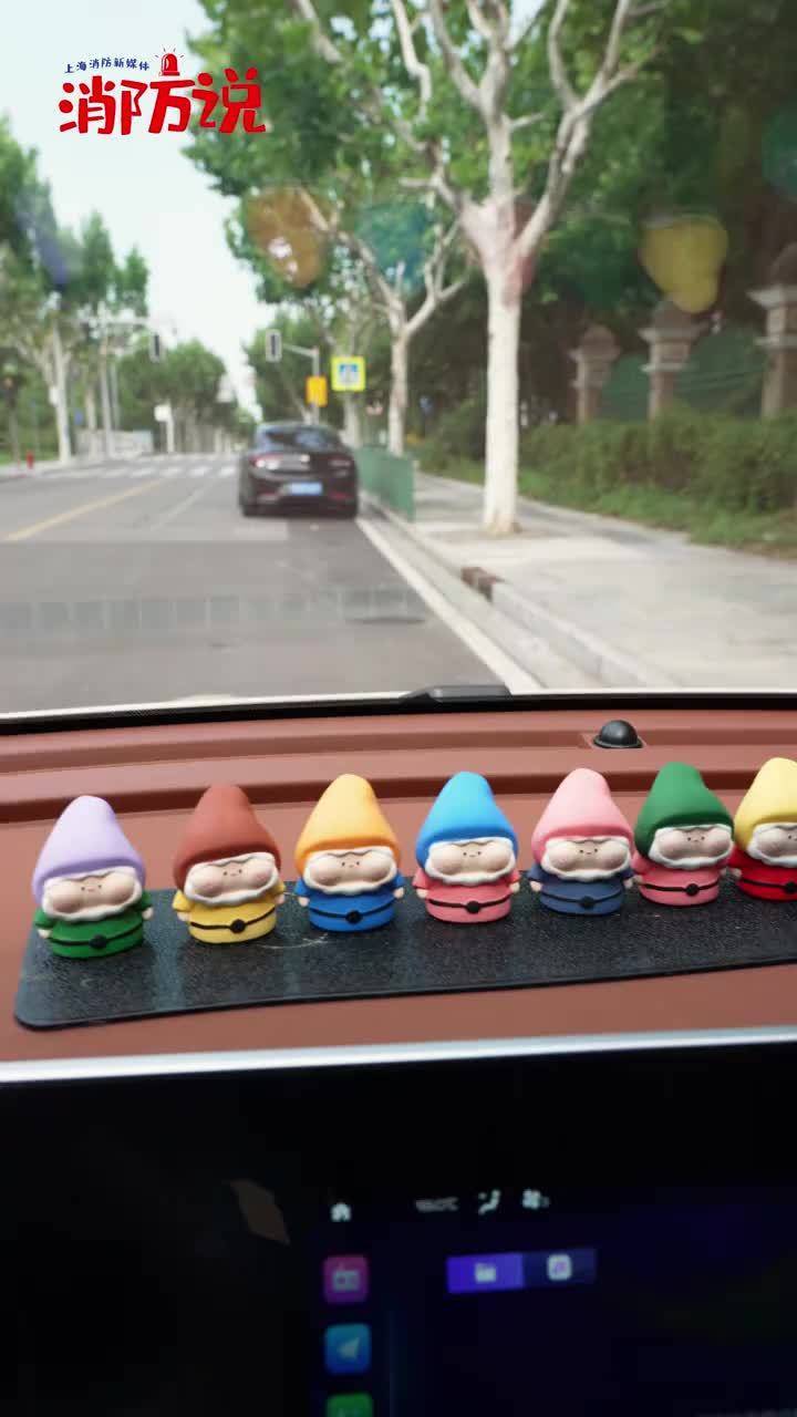 高温潮湿易引火,谨防电器受潮短路,电器莫超负荷使用,人离切记断电源。