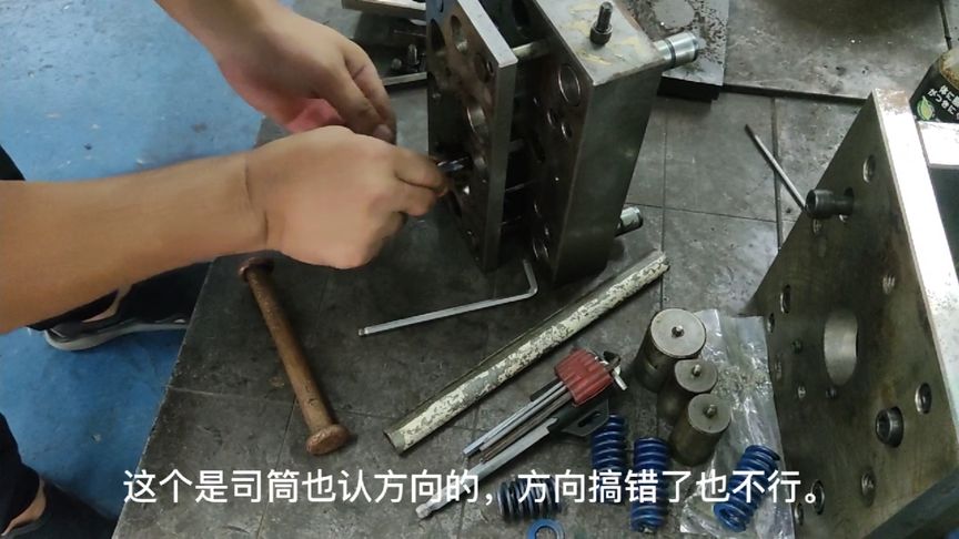 注塑模具弹簧和司筒坏了,维修师傅拆开一会儿就搞定了