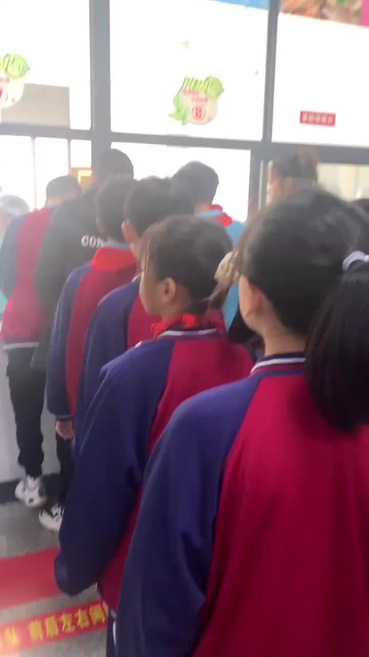 食堂变“课堂” !小学生走进食堂体验“食堂阿姨”的一天