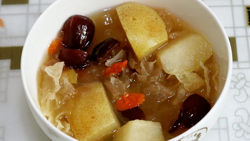 清肺润燥、美味香甜的银耳梨汤,是秋冬季节的最佳补品