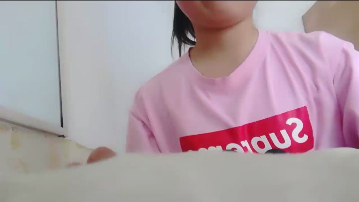 第1次拍西瓜视频的小朋友,用口罩做戒指。