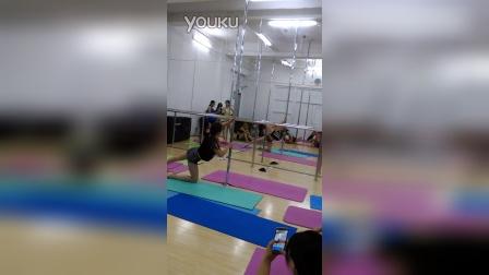 15.11.6钢管舞地面技巧示范完整版