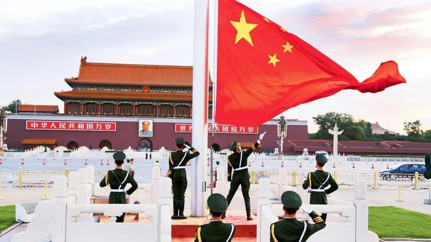 为啥天安门广场上的国旗始终处于飘扬状态?旗杆是中空的你知道么