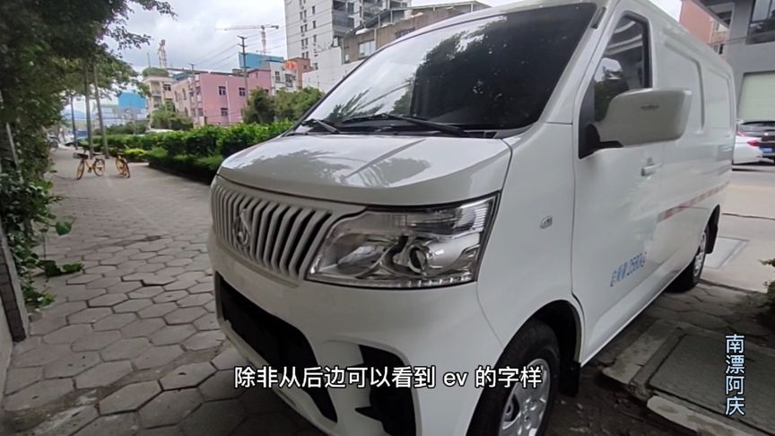 10多万的新能源面包车适合跑货运吗?带你看一下长安M80配置如何