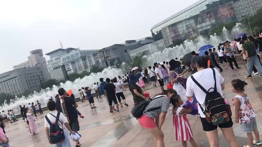 济南音乐喷泉每次都好多人!