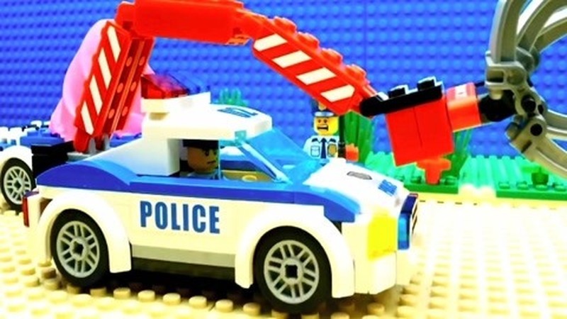 乐高积木动画警车工程车变形怪物卡车对战