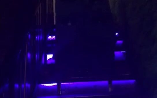 电动爬楼车演示啤酒十箱啤酒搬运上楼视频