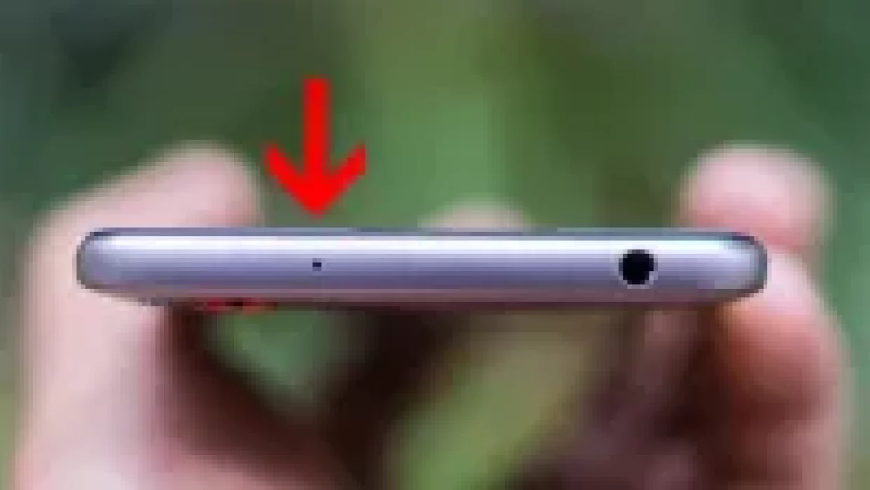 手机声音变小了,先别忙着去维修,打开微信这里,声音增大又清晰