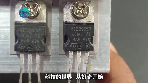 5V三端稳压器如何扩流10倍?接2个大三极管,可给3个手机同时充电