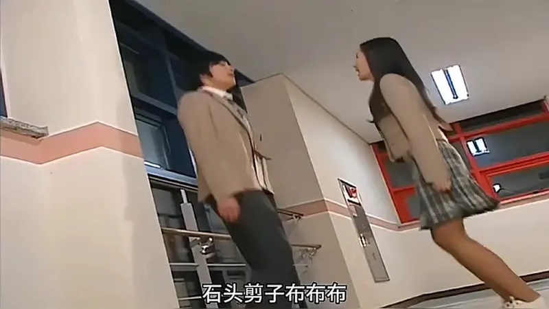 允浩和尤美拍学校宣传片,两个学渣装模作样起来,比学霸都像学霸
