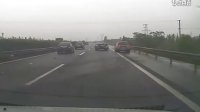 行车记录仪拍下的高速公路车祸