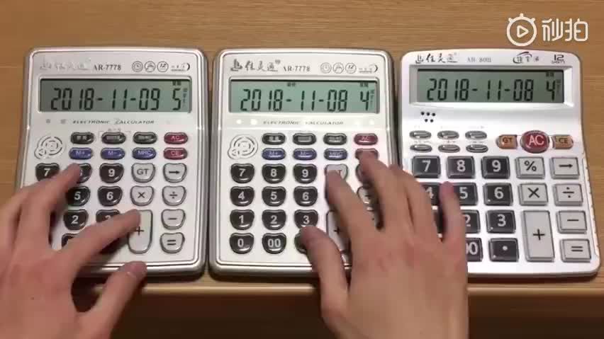 用三台计算机弹奏《名侦探柯南》的主题曲
