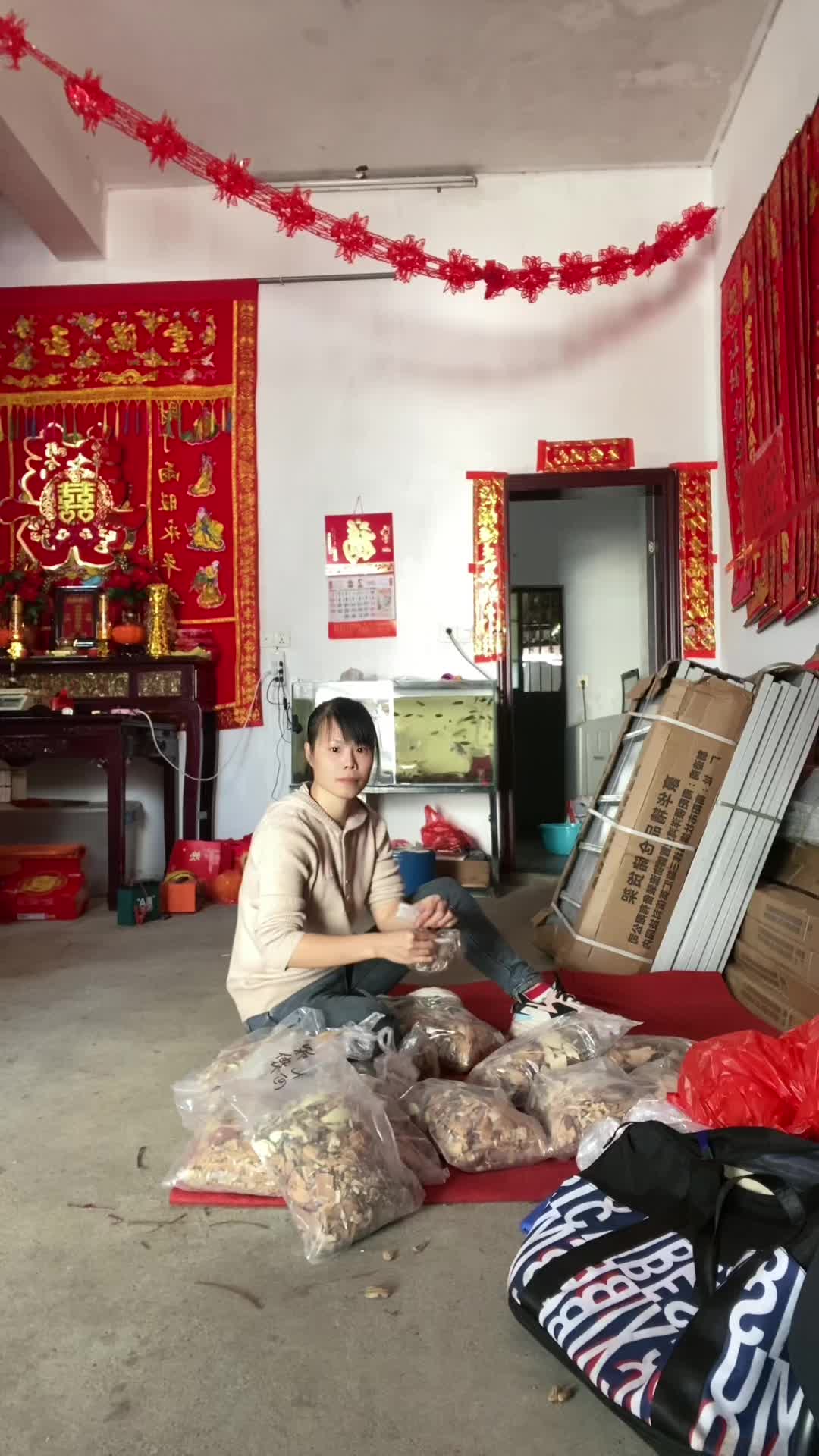 ...过些天我上山去采草药怎么样,做茶叶蛋,炖猪蹄的草药,这些都是打包...