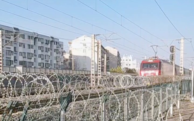 T395次列车通过胶济客专K282+100处,司机友好鸣笛