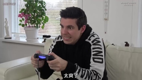 男人买了一个可以进去现实世界的游戏