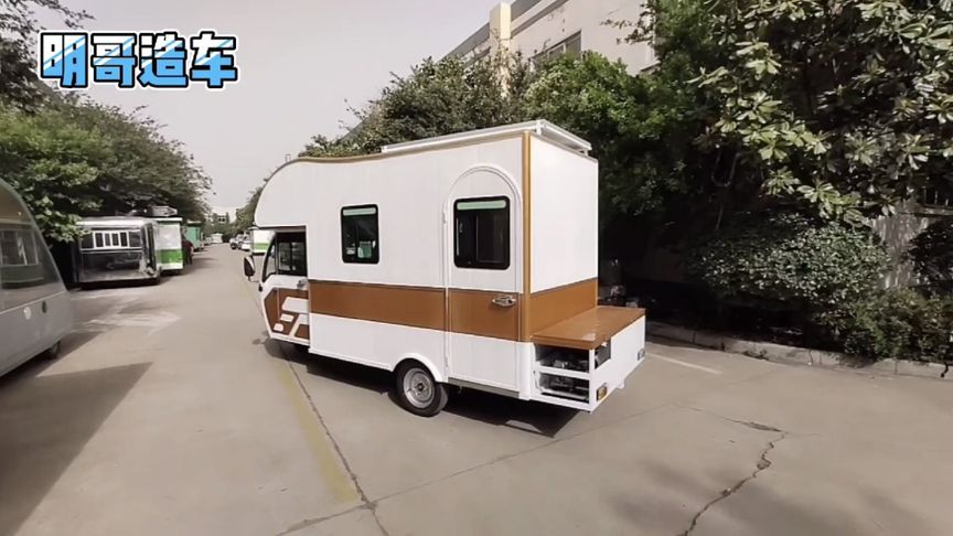 电动三轮房车,开着可以全国旅游吗?看它这个内饰真的是五脏俱全