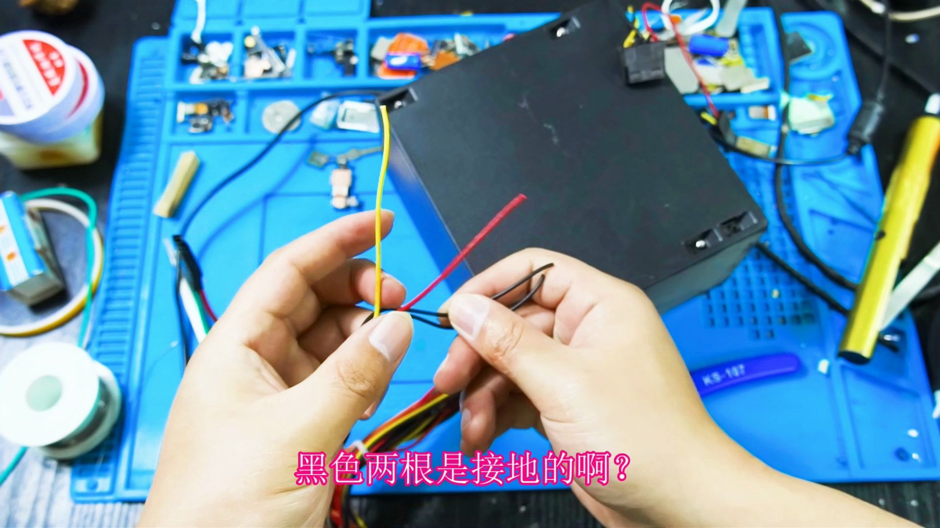 ...不要扔拆下这个电源,简单进行改造,可以给手机充电,给电脑屏幕供电