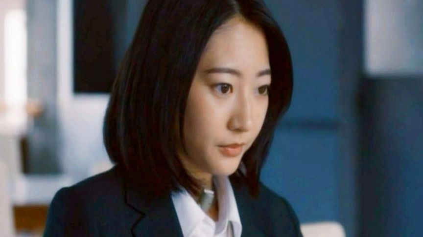 一起学生玩真实狼人游戏,女狼人为活着离开杀了人还要扮好人