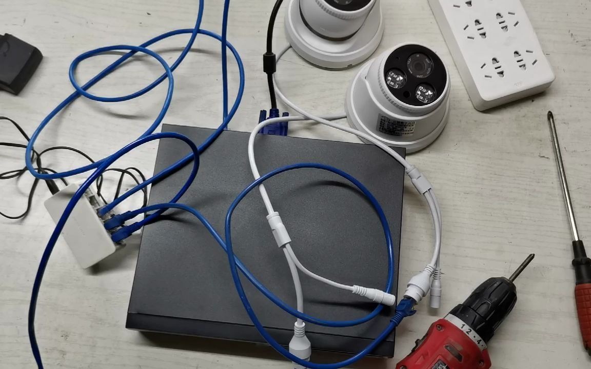 买了一套硬盘录像机与摄像头!正好给大家示范一下连接方法